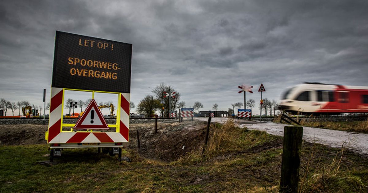 ProRail sluit onbewaakte overweg met betonblokken | Radar - het ...