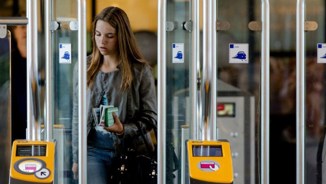 Binnenkort proef met inchecken in het ov met bankpas - Radar - het ...