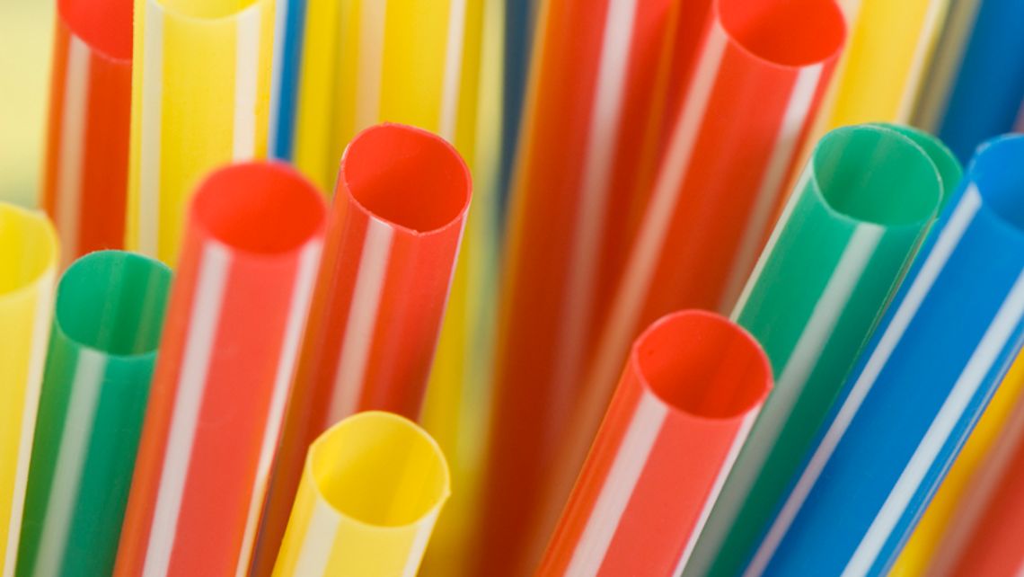 Meerderheid positief over verbod op ballonnen en plastic rietjes ...