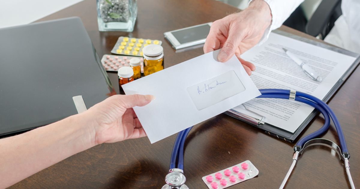 Bedrijf vraagt om doktersverklaring of overlijdensakte: mag dat ...